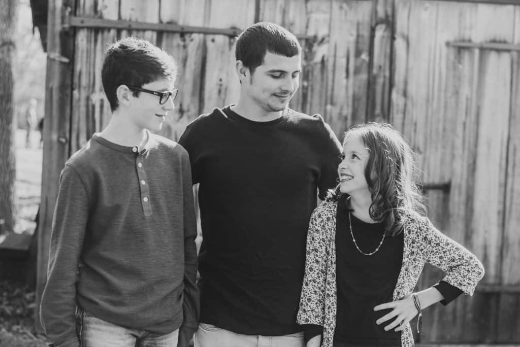 10 Photography Posing Prompts for Natural Family Photo Sessions ...