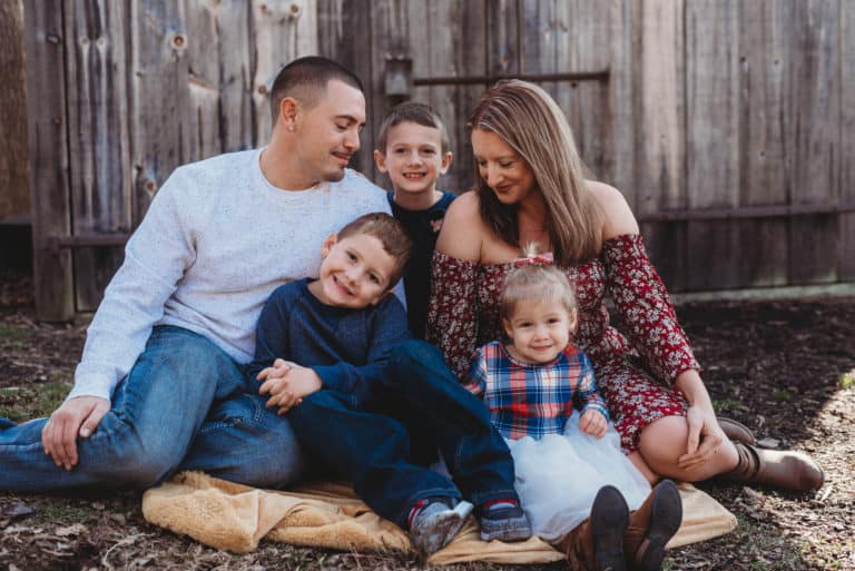 10 Photography Posing Prompts for Natural Family Photo Sessions ...